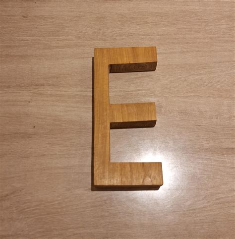 حرف E خشبي