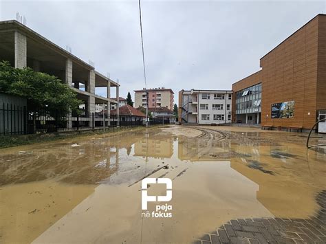 Gjendje E Rënduar Në Rrugët E Pejës Pas Vërshimeve Zjarrfikësit E Qytetarët Pastrojnë Lagjetsinjali