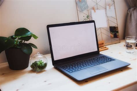 Moderne Minimalistische Werkplek Met Een Laptop Met Wit Leeg Scherm Op Een Houten Bureau Met