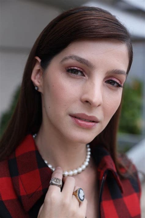Michelle Batista Escolhe Look Luxuoso Para Lançamento De Novela