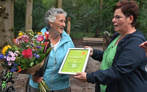 Drentse Gouden Buur Award Voor Els De Jong Uit Echten ‘ik Heb Wel Koffie Bij Me Maar Niet Voor