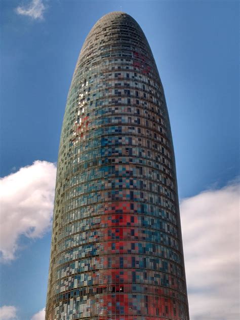 무료 이미지 빛 건축물 구조 하늘 화이트 유리 원근법 시티 마천루 도시의 도시 풍경 반사 높은 빨간 경계표 푸른 바르셀로나 탑 블록