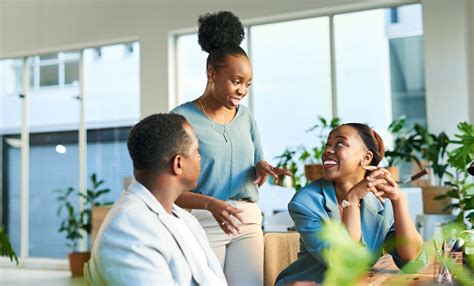 비즈니스 리더십 또는 흑인들이 팀워크를 통해 스타트업 또는 그룹 프로젝트를 계획하는 회의에 참석합니다 협업 또는 아프리카 관리자 사명 또는 브랜딩을 위해 직원 코칭 또는