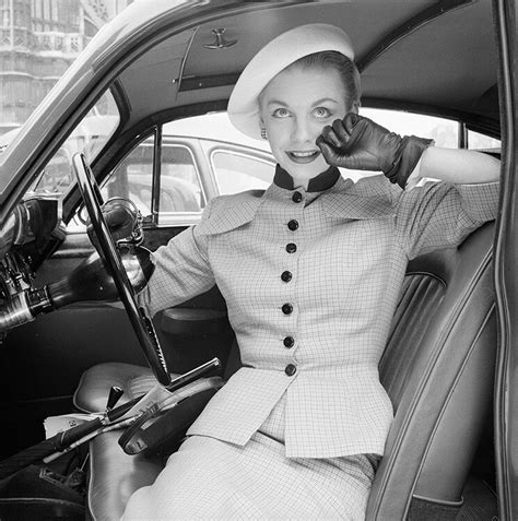 У здания парламента в серо черном клетчатом костюме от Koupy и белой