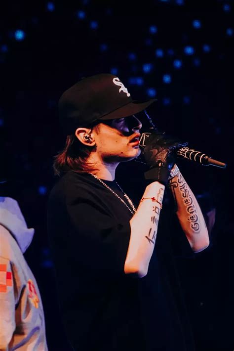 Photos Mexican Rapper Peso Pluma Blew Away The Crowd At San Antonios Atandt Center San Antonio