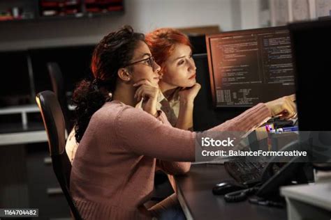 Dua Programmer Perempuan Mengerjakan Proyek Baru Foto Stok Unduh Gambar Sekarang Pemrogram