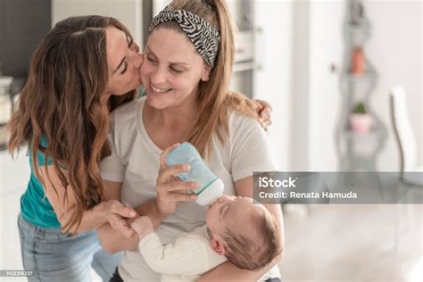 Photo Libre De Droit De Un Couple De Lesbiennes Donnant Un Biberon De