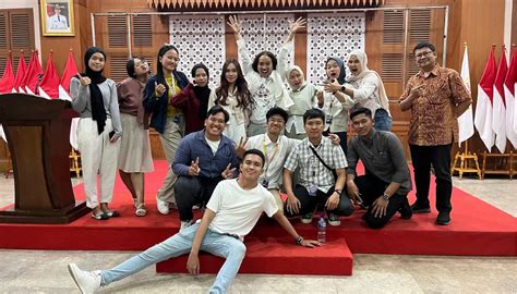 Sorak Sorai Cerita Yang Sudah Usai By Nabilla Aszraba Medium