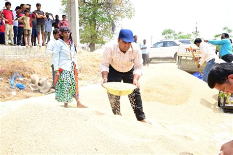 Rahul Raj ధాన్యాన్ని జల్లెడ పట్టిన మెదక్ జిల్లా కలెక్టర్