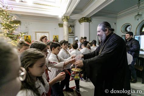 Foto Școala „ion Simionescu” Din Iași Colindători La Reședința