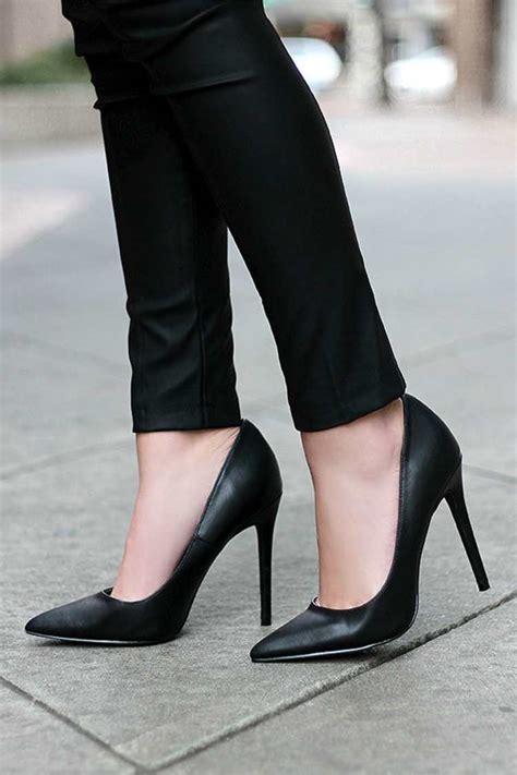 Black Pumps