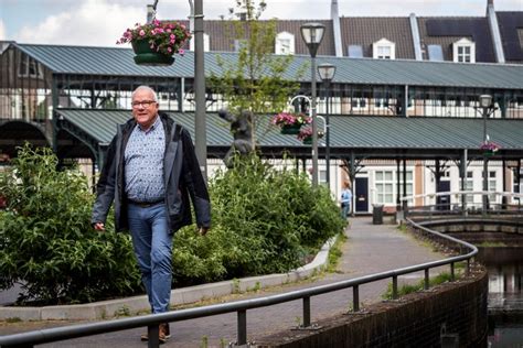 Fons Bosmans Tijdens De Wijkwandeling ‘als Je Een Kind Een Huis Laat