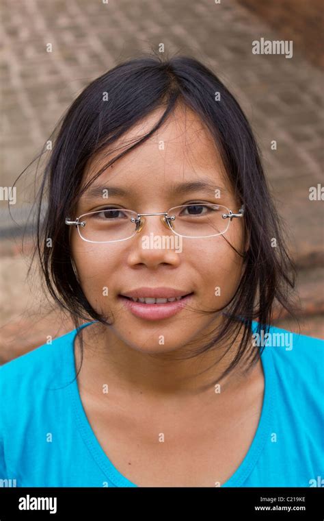 Myanmar Weiblich Fotos Und Bildmaterial In Hoher Auflösung Alamy