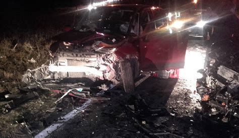 Dos Personas Atrapadas En Su Vehículo A Causa De Un Aparatoso Accidente