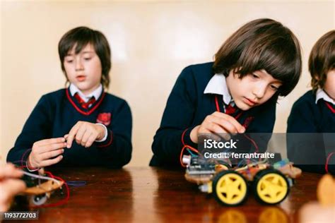 Siswa Sd Yang Mengerjakan Proyek Stem Foto Stok Unduh Gambar Sekarang