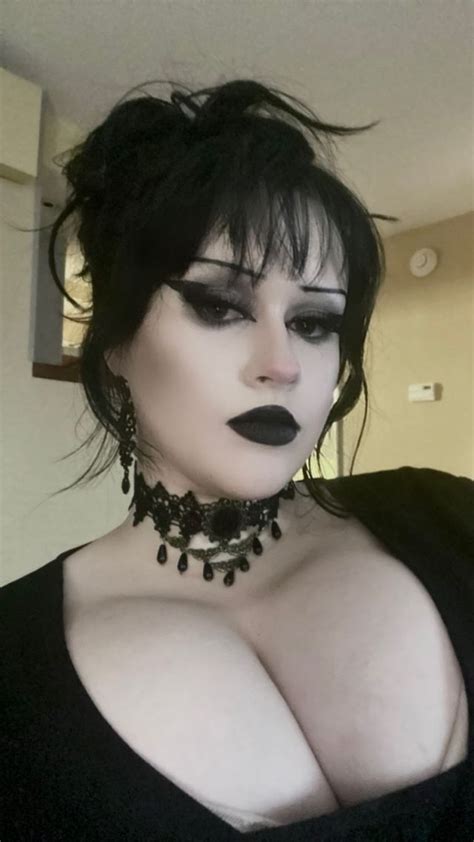 Pin By Jadacalhoun On Real Stuff Curvy Woman Goth Girls Goth Women