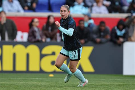 How 14 Year Old Mak Whitham And A Growing Class Of Teens Adapt To Life In Nwsl The Athletic