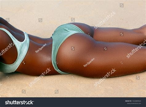 566 Imágenes De Ebony Bikini Imágenes Fotos Y Vectores De Stock