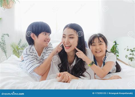 Underbar Glad Asiatisk Familj Hemma Hos Den Gode Sleende Mor Son Och