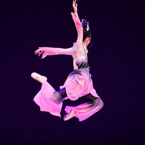 桃李杯成人女子独舞《吉祥天》演出服，古典舞蹈之美，民族风情尽显！💃 古典舞服 淘宝百科网