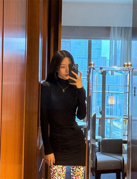 دختری که با زیبایی حقیقی‌اش در دنیا سر و صدا کرد و حالا لباس‌های مشکی‌اش هوش از سرمان بُرده