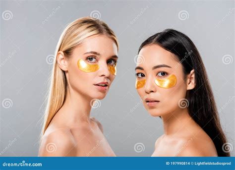 Naakte Aziatische En Europese Meisjes Met Een Oog Die Geïsoleerd Is Van