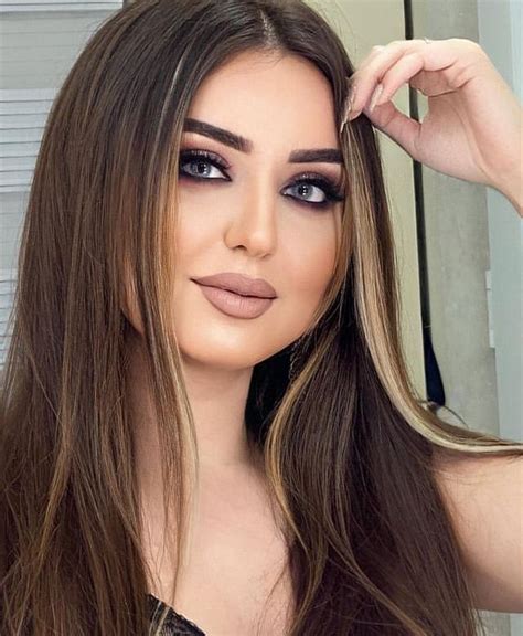 Pin On صور بنات وفنيات Medium Hair Styles Long Hair Styles Arab Beauty