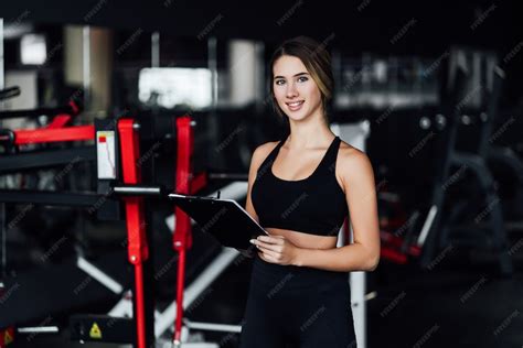 Free Photo Attractive Sports Girl Personal Trainer In The Middle Of