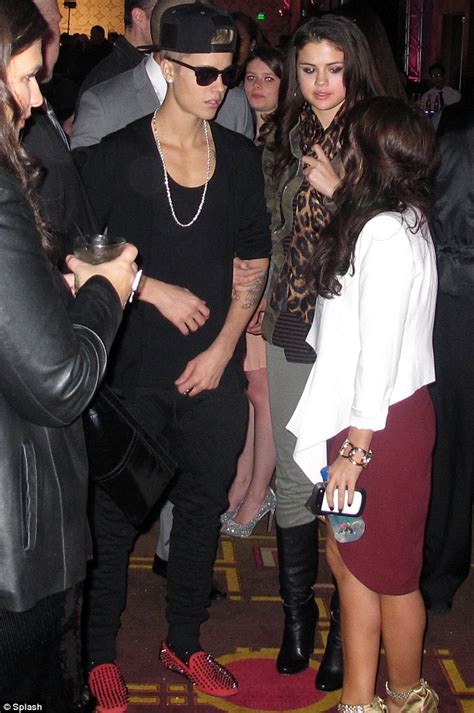 American Music Awards 2012 Justin Bieber Holds Hands With Selena Gomez