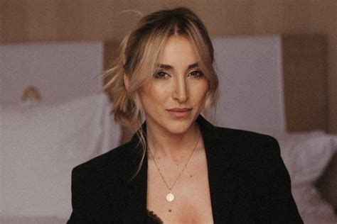 Album Do Kraja Godine Ema Jusić Snima Novu Pjesmu U New Yorku Dulist