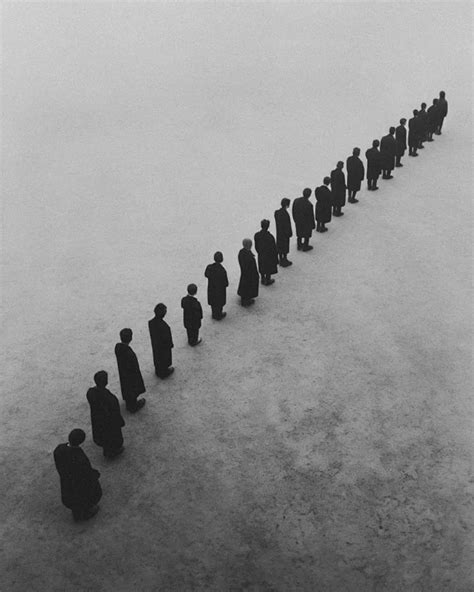正常的人©marcus Wallinder 真正无药可救的精神病患者 是那些看上去很正常的人 ⋯⋯ 他们非常适应我们的生存模式， 因为他们