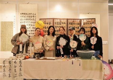 漆韵流转 扇绘友谊 ——学院开展中俄学生漆扇彩绘体验活动 艺术学院new