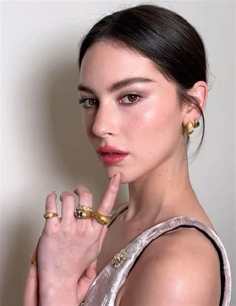 10 Gaya Makeup Gracie Abrams Penyanyi Yang Rilis Lagu Bareng Taylor