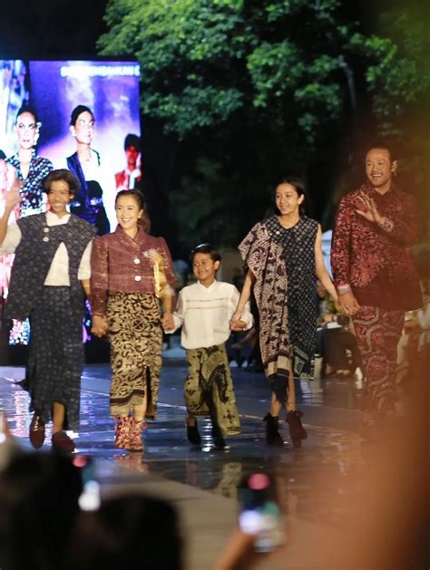 Potret Keluarga Dwi Sasono Dan Widi Mulia Pakai Batik Kompak Dan Stylish