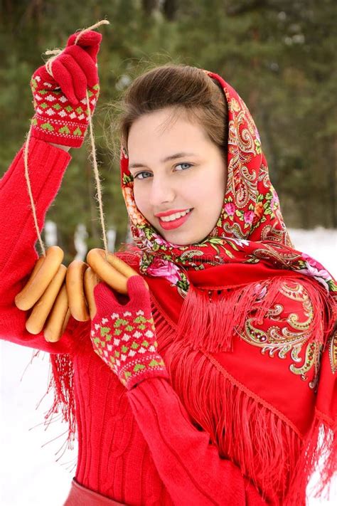 Hermosa Chica Rusa Con Un Trapo Rojo Tradicional Sostiene Bagels En