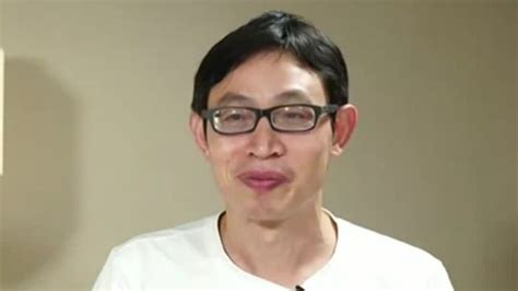 地震发生时，范美忠不顾学生独自逃命，被网友戏称为 范跑跑”凤凰网视频凤凰网