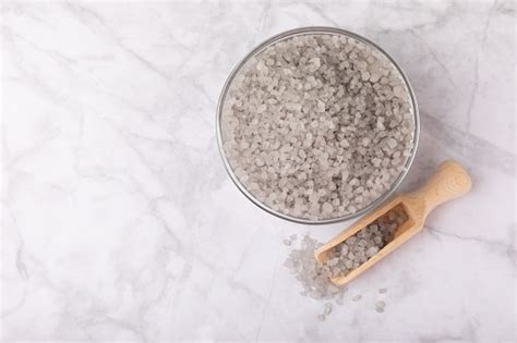 라벤더 꽃과 향기로운 바다 소금 스파 미용 및 건강 살롱 스킨 케어 화장품의 개념 천연 화장품 아로마 절차 흰색 나무 배경에 사진을 닫습니다 건강관리와 의술에 대한 스톡