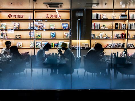 海底捞自救一年：暂时回血，谨慎扩张 36氪