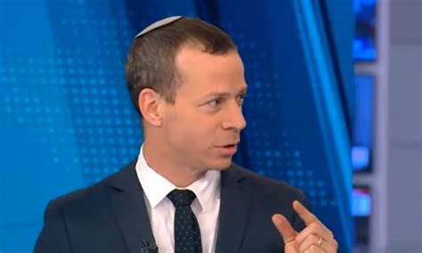 עמית סגל בהודעה משמחת כמה העולם יפה לפעמים בחדרי חרדים