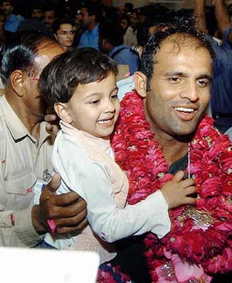Rana Naved Ul Hasan Mobbed On His Return Home