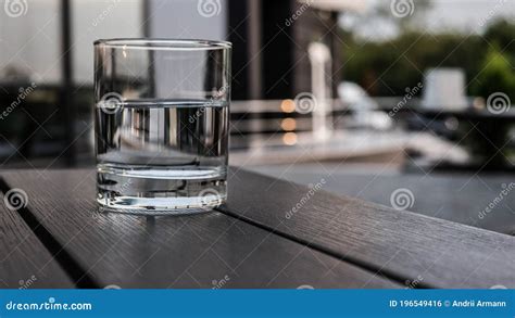 Agua Mineral En Un Vaso Sobre Una Mesa En La Calle Beber Agua En Un