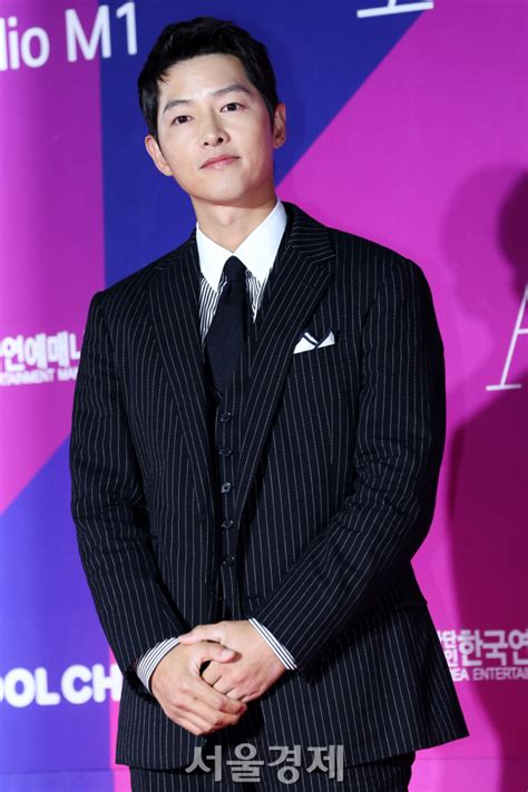 송중기 한 아이 아빠 됐다로마서 득남 전문 서울경제