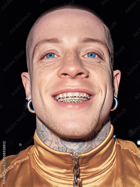 Foto De Stock Young Male Rapper With Shaved Head And Blue Eyes Smiles