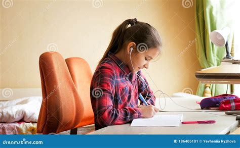 在卧室做功课时听音乐的快乐微笑女孩的肖像 库存图片 图片 包括有 家庭 铅笔 童年 了解 基本 186405101