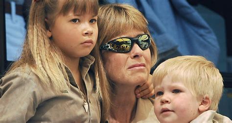 Watch Bindi Irwins Heartbreaking Tribute To Father Steve At His 2006 Funeral New Idea