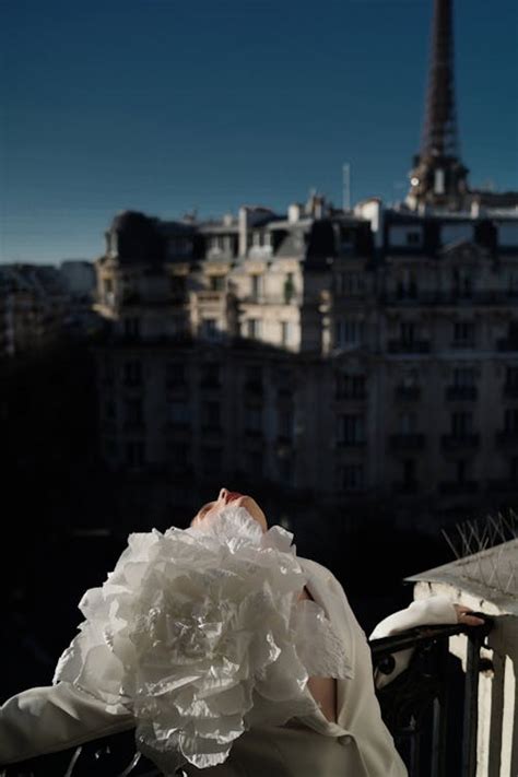 기댄 난간 노란 드레스 도시 도시 풍경 도시들 도시의 발코니 서 있는 수직 쐈어 아름다운 여성 여성 잘