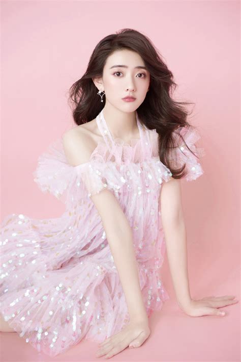 林允露脐装白t牛仔裤工厂风美照 女明星 条码图