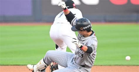 사진 최인호기선제압 2루타