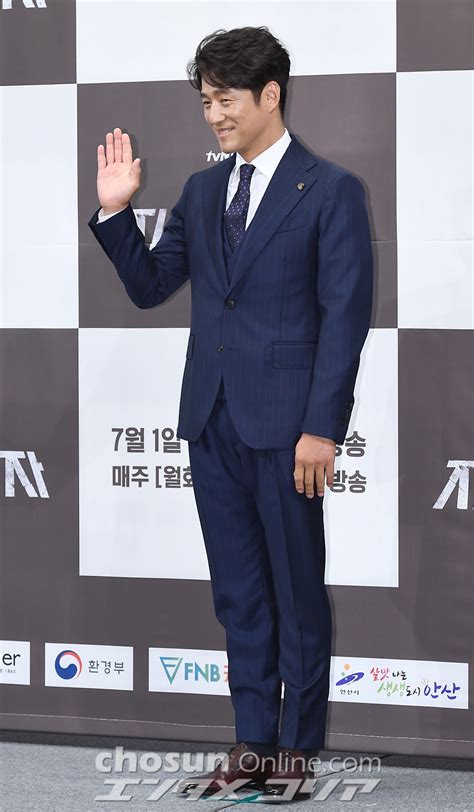 포토 60일 지정생존자 지진희 입술 꾹 다물고 강렬한 눈빛 발사