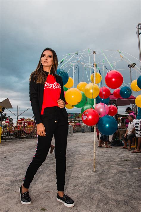 무료 이미지 사람들 풍선 노랑 빨간 당 공급 담홍색 아름다움 유행 장난 미소 신발류 청바지 여가 사진술 행복 거리 관광 여행 파티 휴가